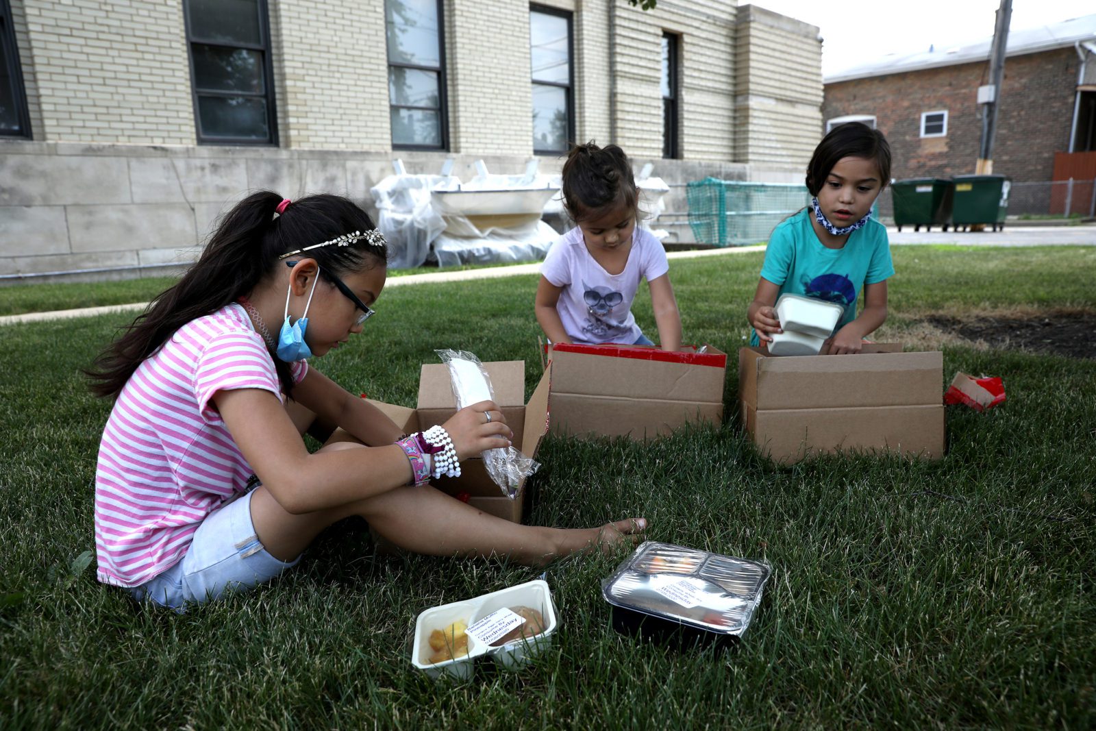 Lunch Bus Serves Meals | Greater Chicago Food Depository