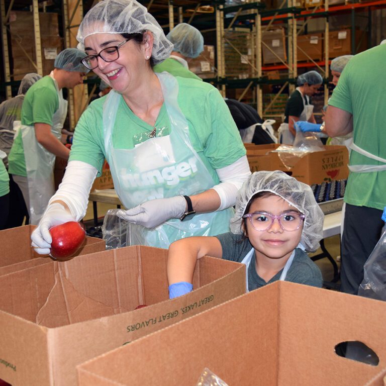 Food Pantry Volunteers | Greater Chicago Food Depository